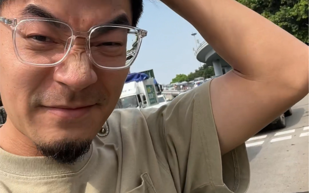 熟悉的场景来了，又趴窝在路边。-阿镜Jochem-阿镜Jochem-哔哩哔哩视频