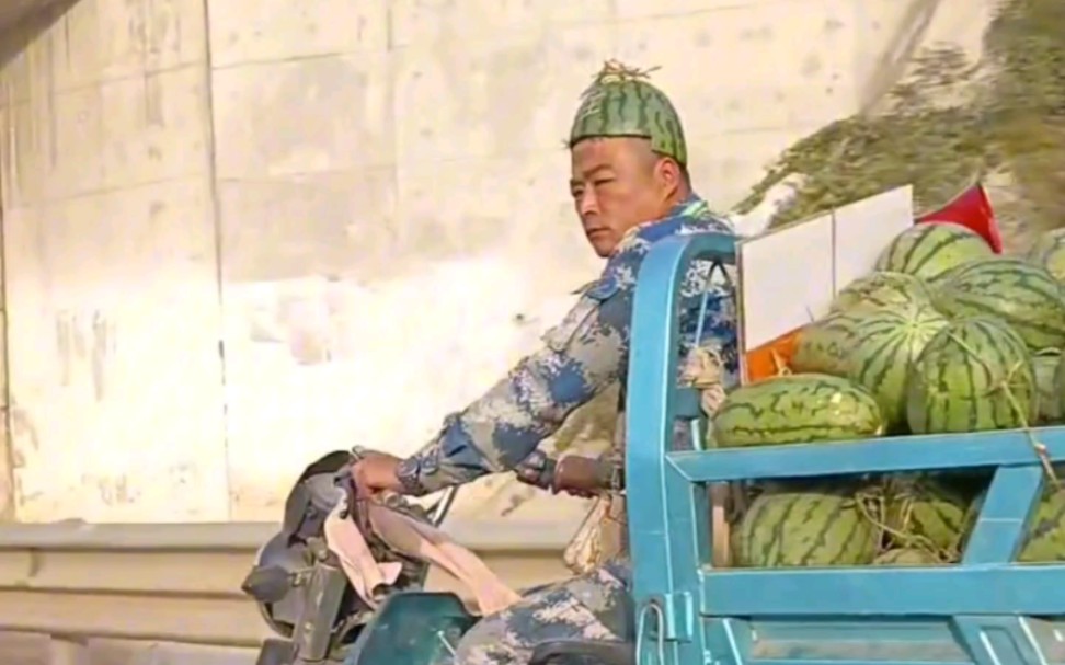 报告警官，这个头盔也太犯规了吧！” 秃马君 秃马君 哔哩哔哩视频