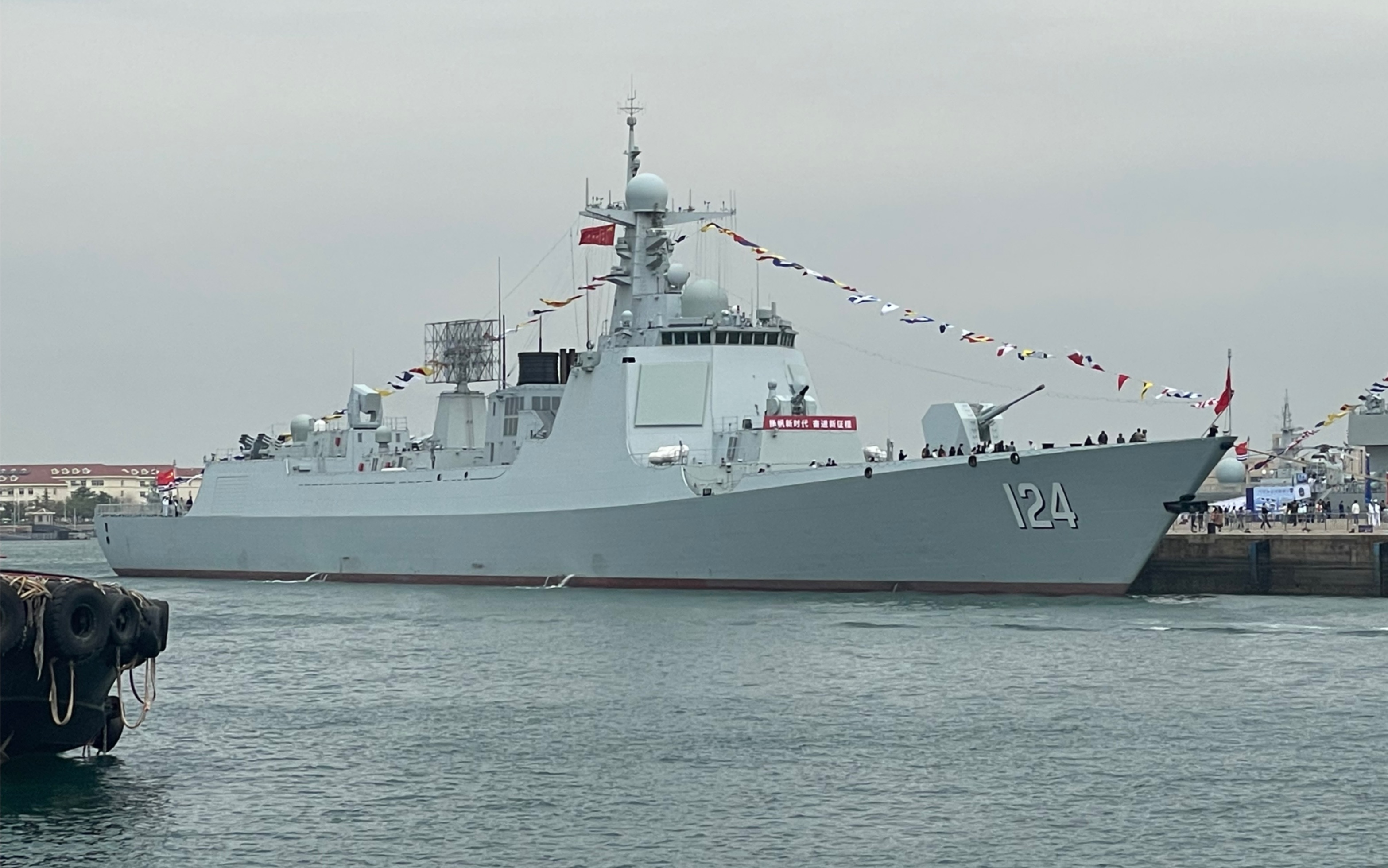 卡尔森特带你海军开放日参观青岛港码头停靠的国之利器-054A型导弹护卫舰，感慨祖国军力这二十年的突飞猛进的提升，三十年老军迷点赞!