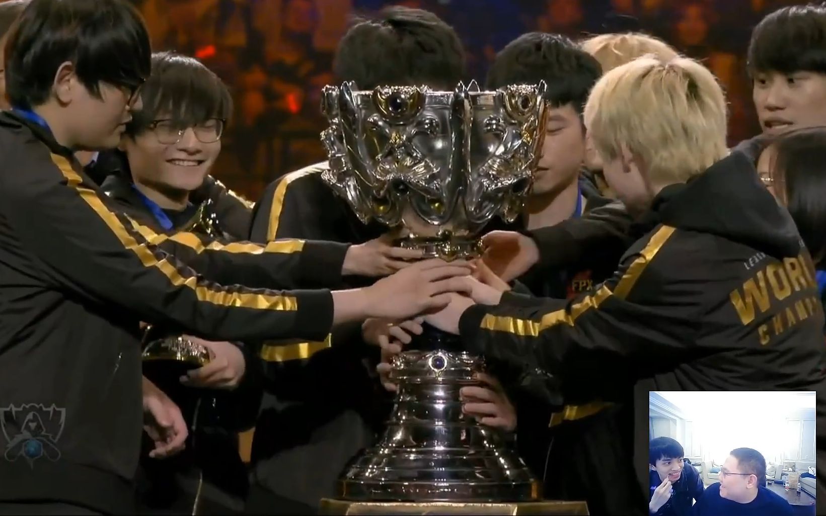 PDD复盘FPX夺冠领奖名场面：耿直小林 在线聊天_哔哩哔哩_bilibili