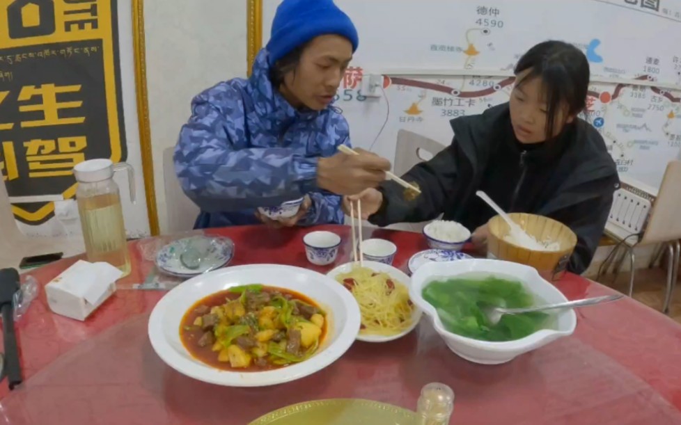 带女友骑自行车去拉萨,现已抵达芒康县,花148下馆子吃顿大餐 周和婷的旅行 周和婷的旅行 哔哩哔哩视频