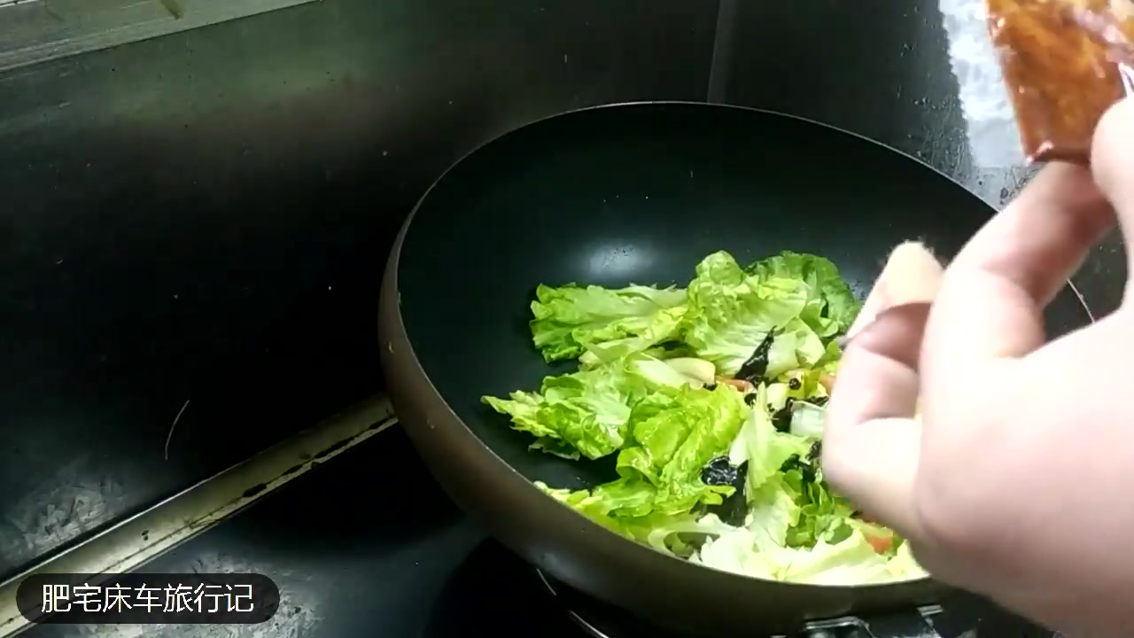 教你5分钟做出超香炸酱拌面 超快 适合下班后的饥饿人士 肥鹰精致流浪 肥鹰精致流浪 哔哩哔哩视频 
