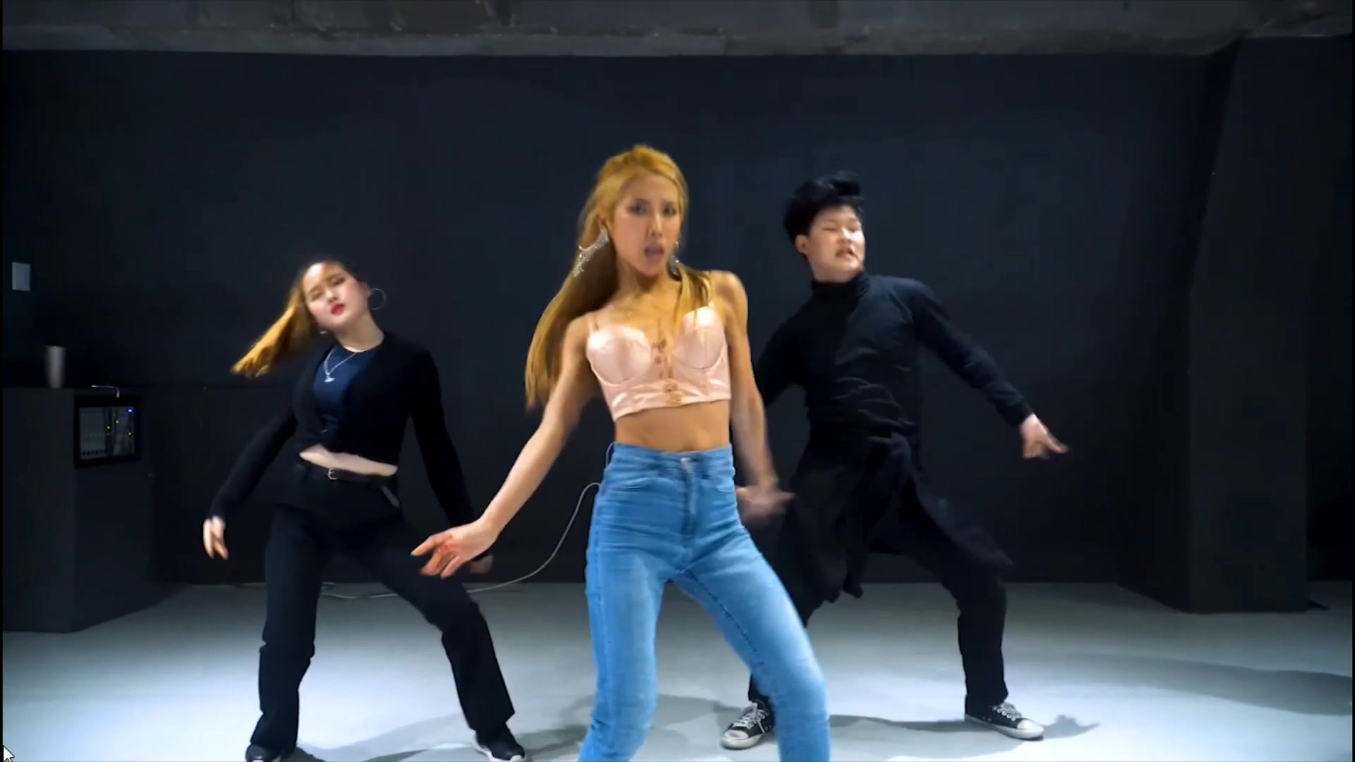 火力全开高燃waacking--7rings A妹超火BGM_哔哩哔哩_bilibili