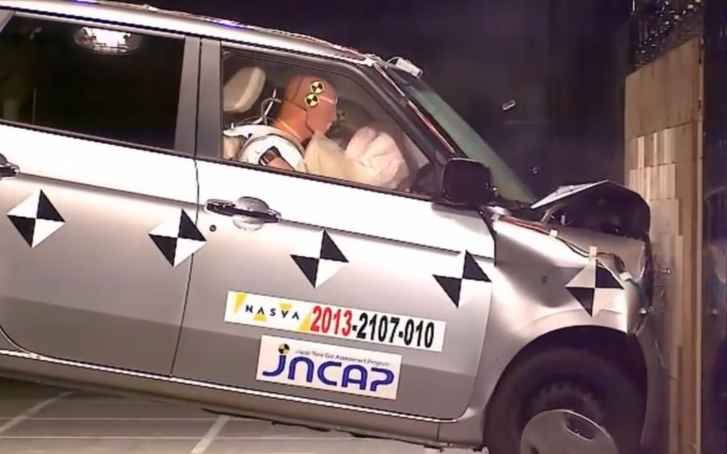 【KCAR】真的只是“老头乐”而已？日本KCAR到底安全不安全？JNCAP碰撞试验走起_哔哩哔哩_bilibili