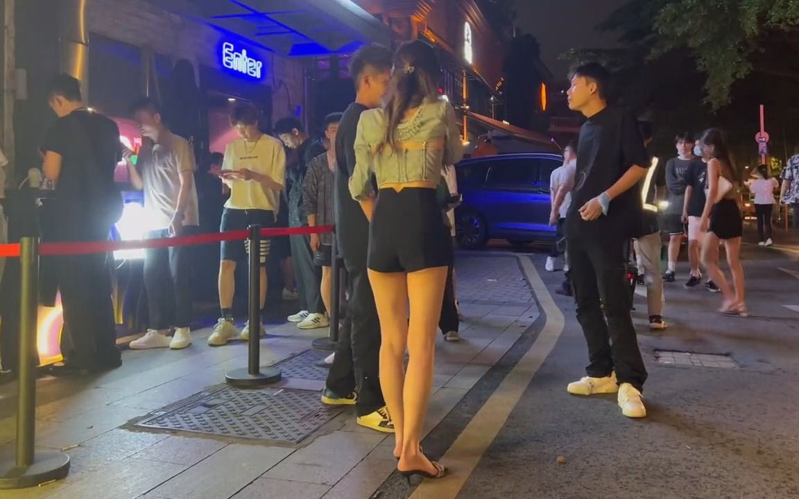 街拍时尚美女穿搭 完美身材 灯红酒绿的都市夜晚，美女如云貌美如花，人来人往的街景非常热闹，好多美女小姐姐与帅哥，感受夜晚都市里的青春与美丽55
