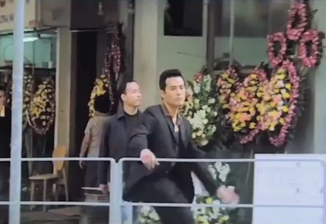 不愧是干爹看中的话事人,连翻栏杆的姿势都这么潇洒!哔哩哔哩bilibili