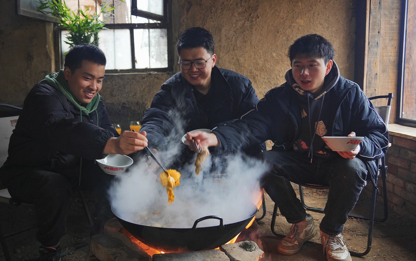 天寒地冻小伙实在难以劳作，搞个大铁锅炖黑鱼简直美滋滋 野居青年 野居青年 哔哩哔哩视频