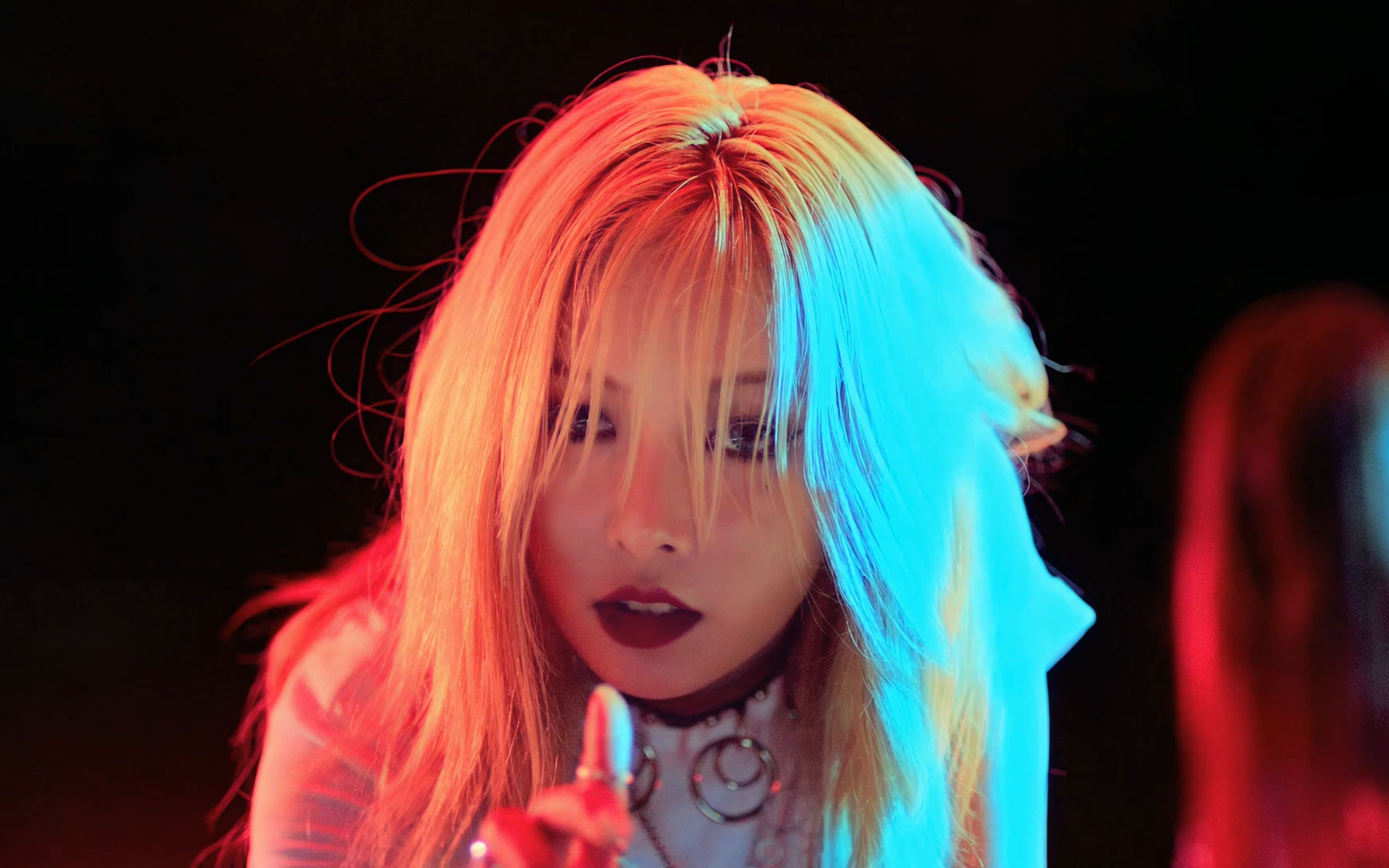 【4K MV】泫雅 - 因为红（Roll Deep）_哔哩哔哩_bilibili