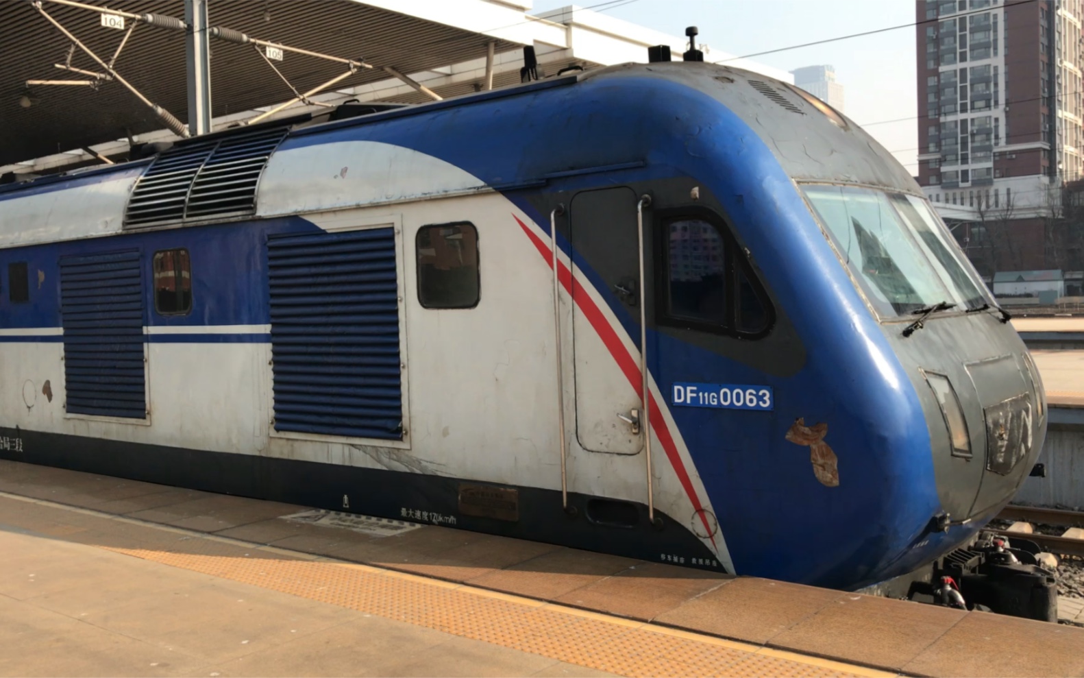 【沈山线】春运DF11G牵引的Z4062鸣笛发车 东风11G 原色BSP 25T_哔哩哔哩_bilibili