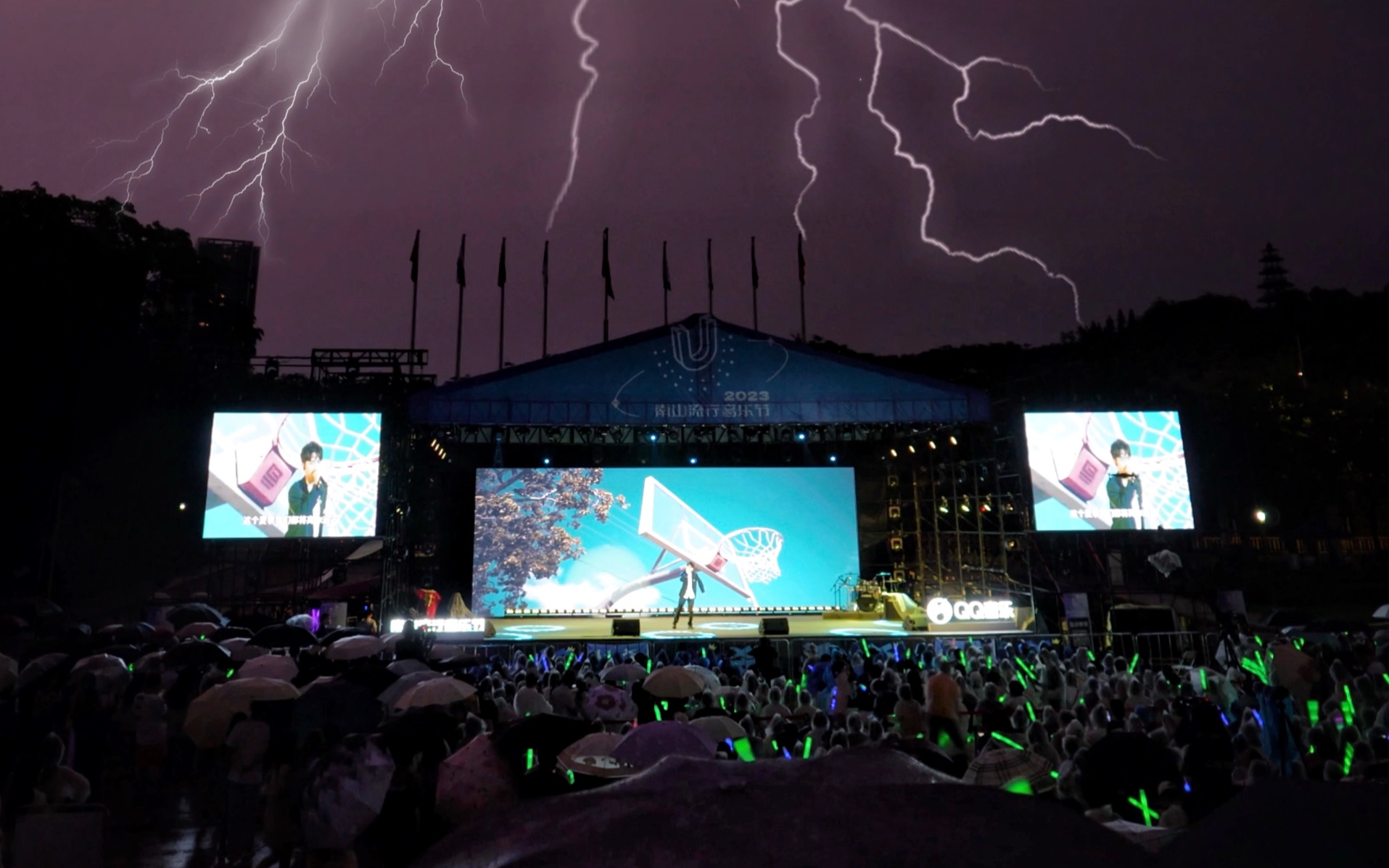 音乐节唱原创曲《那个班级》！闪电引全场尖叫-Vaniah维-Vaniah维-哔哩哔哩视频