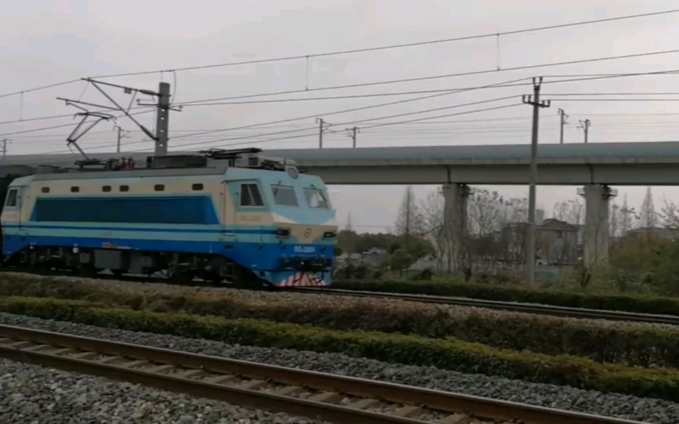 【火车视频】沪昆线 上局沪段SS8 2001牵引T77次列车即将通过松江站！_哔哩哔哩_bilibili