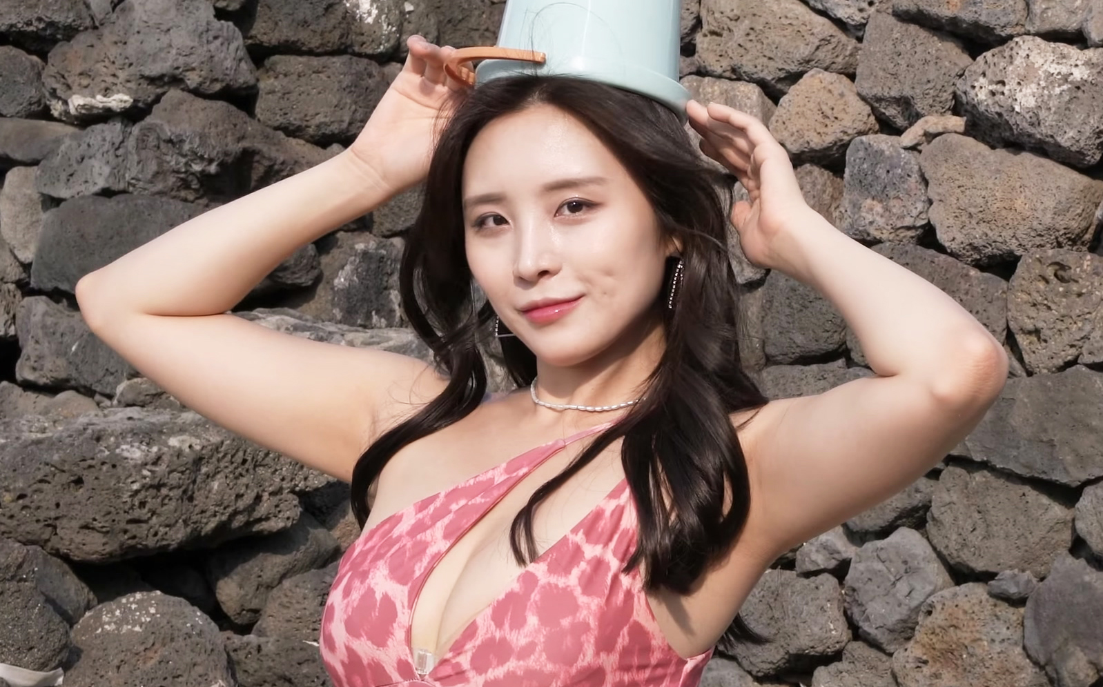 【GGotBBang TV】济州岛沙滩玩耍 粉色豹纹比基尼泳装 服饰穿搭LOOKBOOK-bilibili(B站)无水印视频解析——6li6在线工具箱