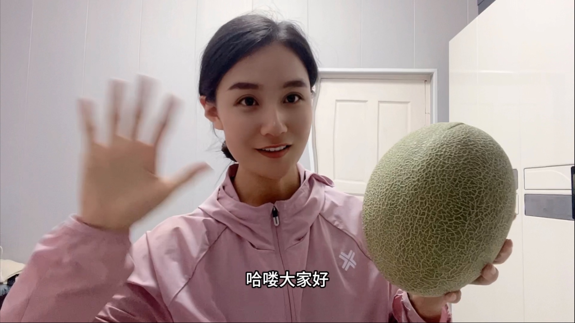 我不漂亮但很干净，27岁女孩175身材，自家种的新疆哈密瓜成熟啦！有喜欢吃的嘛？-zwt婉婷啊-zwt婉婷啊-哔哩哔哩视频