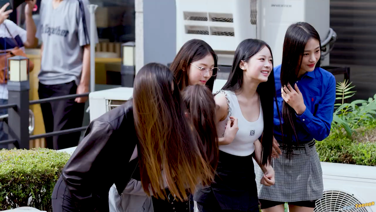 220819 NewJins New Jeans音乐银行上班路4K6OP直拍_哔哩哔哩_bilibili