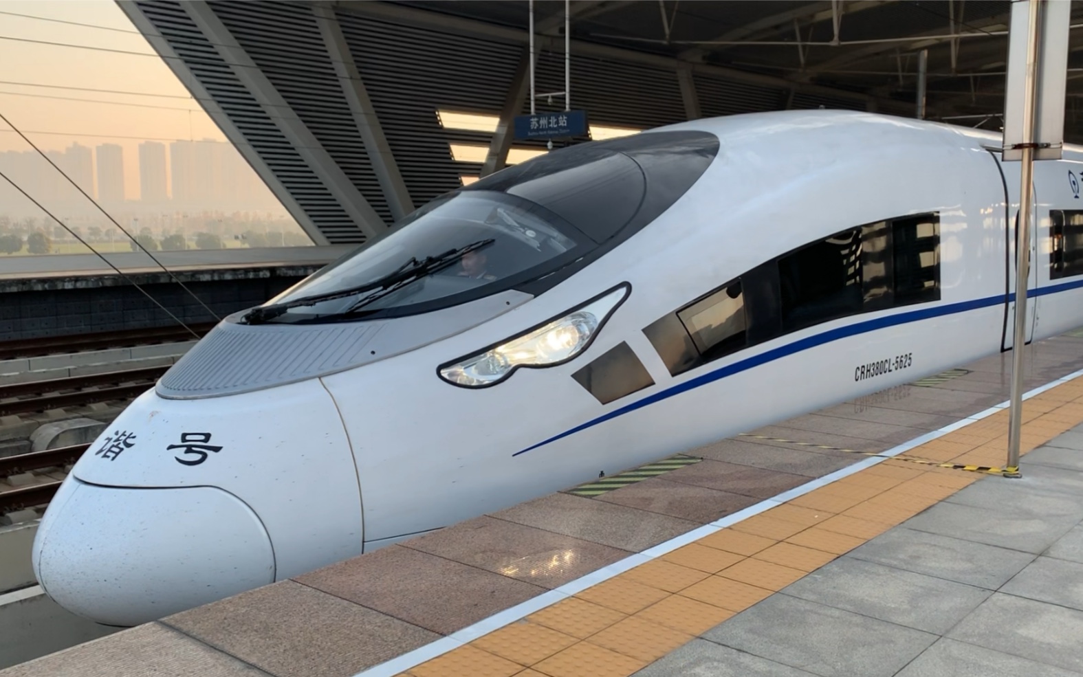 【4K HDR】超长编复兴号CR400BF-B南京南出站，感受迅猛的提速