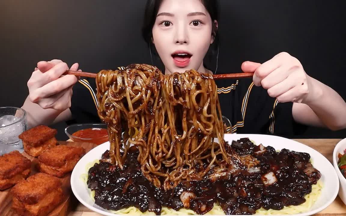 【Boki 中字】诱人的炸酱面搭配酥脆的面包虾，太好吃了！-BOKI小姐姐-BOKI小姐姐-哔哩哔哩视频