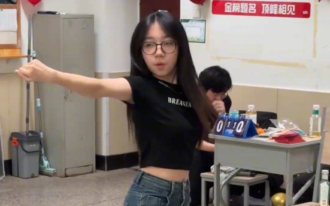 【东北师范学院附属中学】：眼镜女孩YYDS。-bilibili(B站)无水印视频解析——6li6在线工具箱