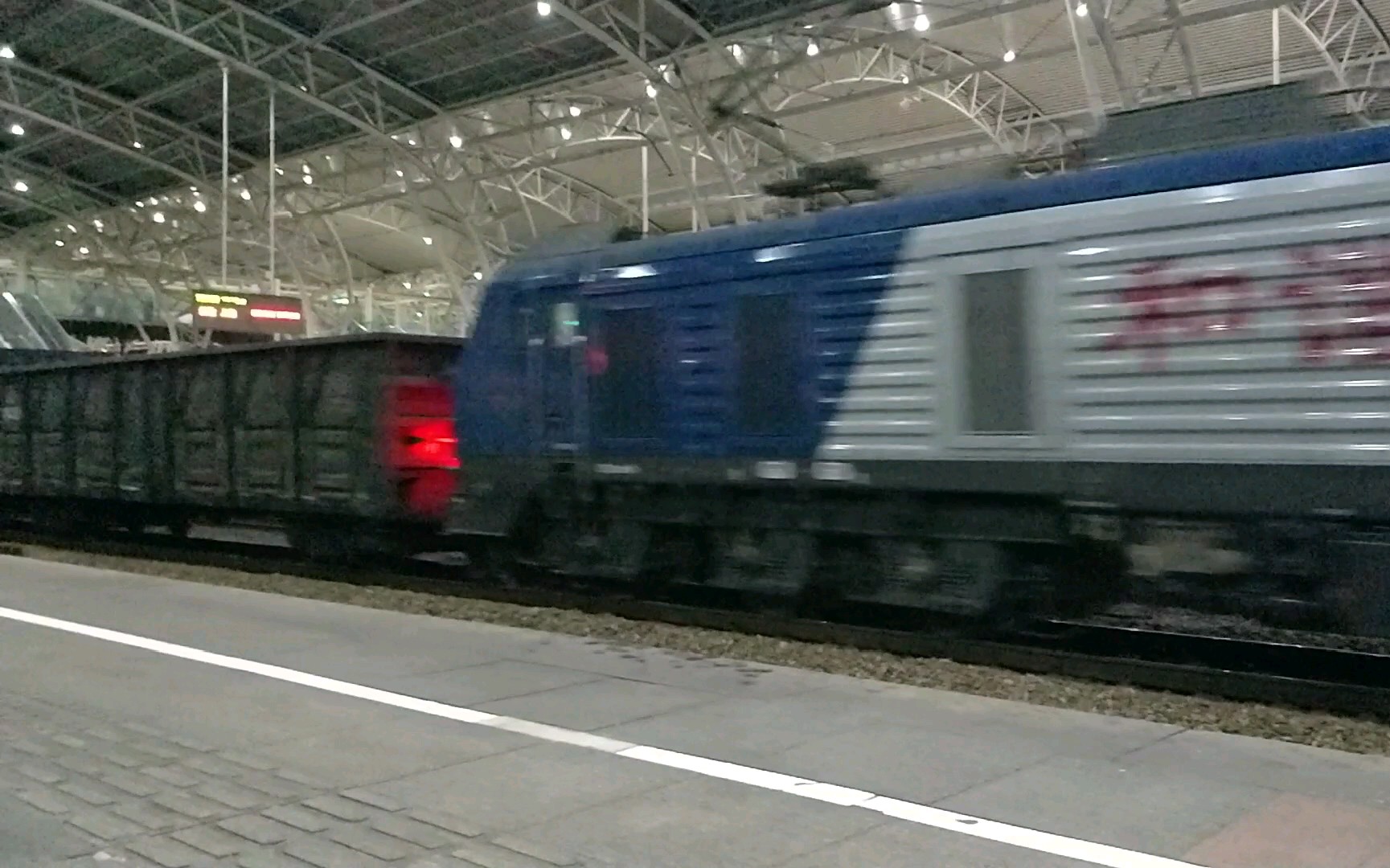 【铁路随拍】 感受速度 正线高速通过的HXD2B高速货列_哔哩哔哩_bilibili