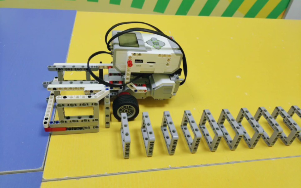 【乐高EV3】前方注意：别碰到障碍啦！！