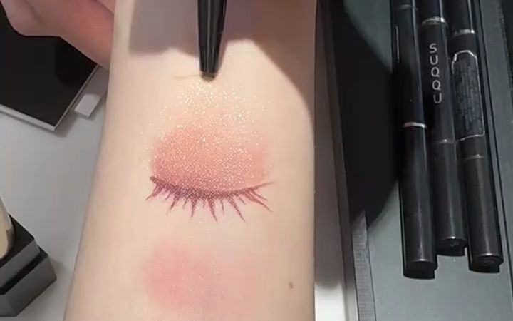 日本专柜｜suqqu柜姐一分钟教你如何画眼影-She在日本-She在日本-哔哩哔哩视频