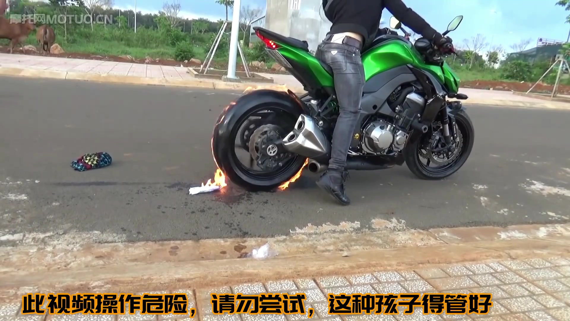 你没见过的川崎Z1000烧胎，这孩子骑摩托车太作了,不做不死啊_哔哩哔哩 (゜-゜)つロ 干杯~-bilibili