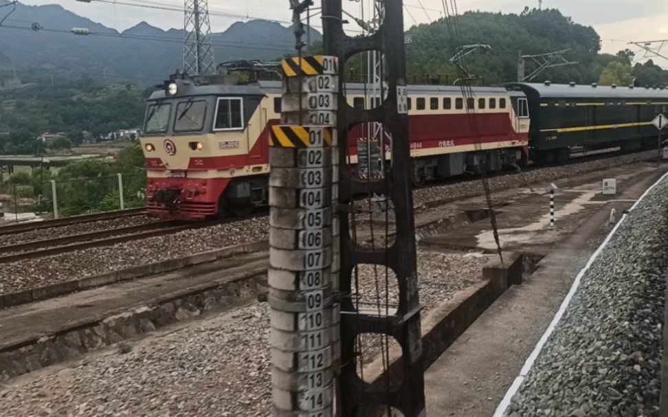 〖宝成线〗6063次慢火车沿着嘉陵江一路南下，在阳平关站与略阳开往汉中的8363次会车_哔哩哔哩_bilibili