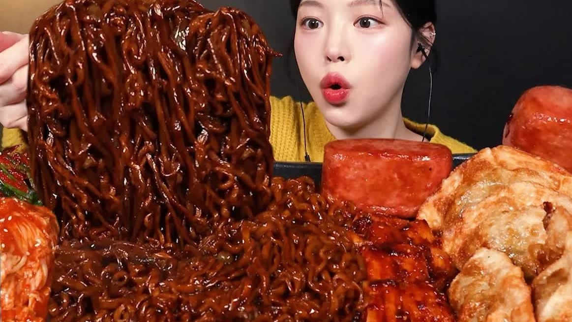 【Boki 中字】开心的嗦面时间，炸酱拉面、辣味金针菇 ！！-BOKI小姐姐-BOKI小姐姐-哔哩哔哩视频