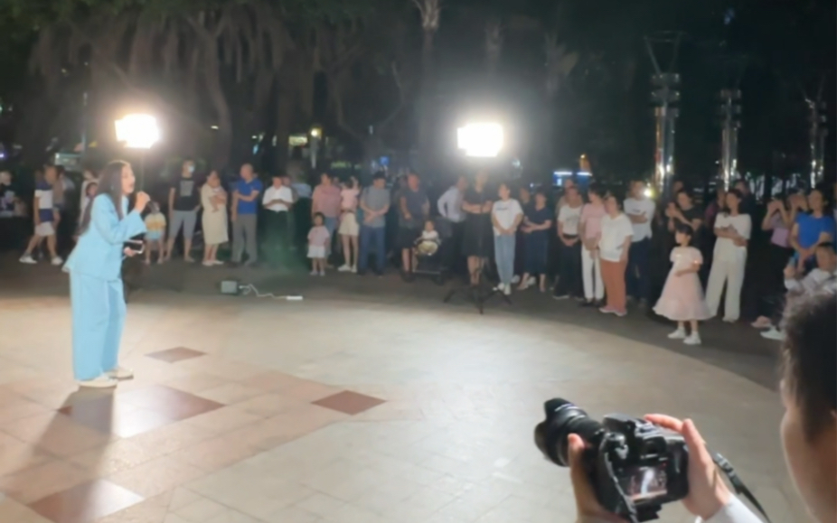 来中国第一次街头演唱，很高兴中国的朋友们也很喜欢。 Iam迪娜 Iam迪娜 哔哩哔哩视频 