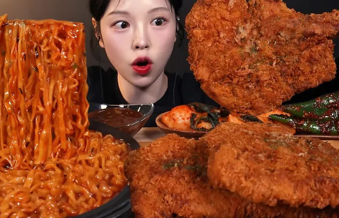 【Boki 中字】巨型战斧猪排，单手都拿不动太重了！！-BOKI小姐姐-BOKI小姐姐-哔哩哔哩视频