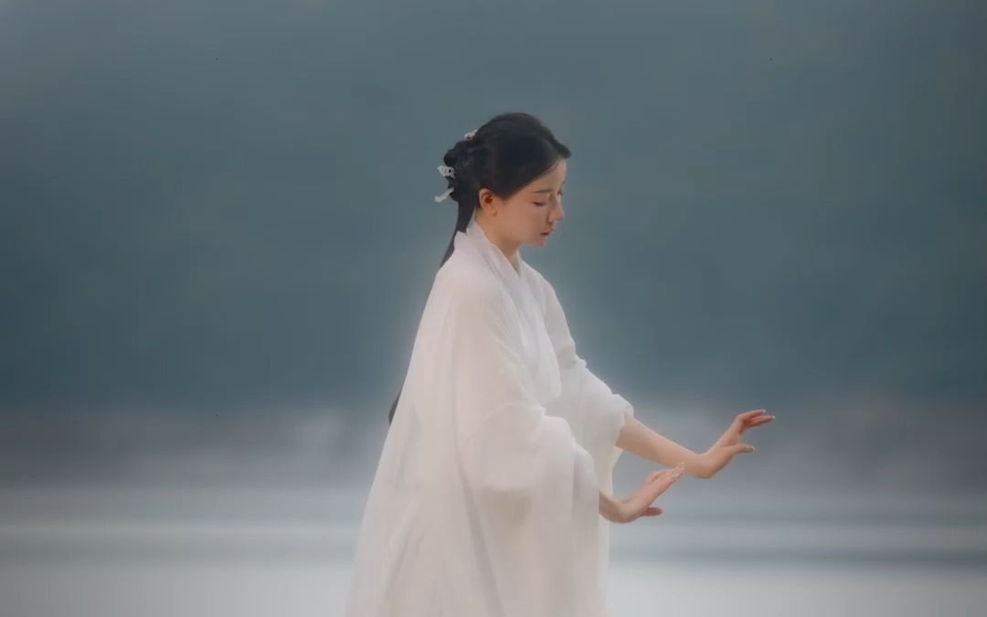 是不是每个人心里都藏着一个爱而不得的人,而那就是白月光吧? 王一一古风 王一一古风 哔哩哔哩视频