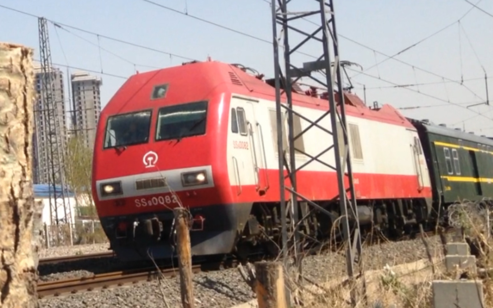 【拍火车】末代原色系列3：SS9G-0082牵引K1024通过天津站四号楼-源lxyOO-源lxyOO-哔哩哔哩视频