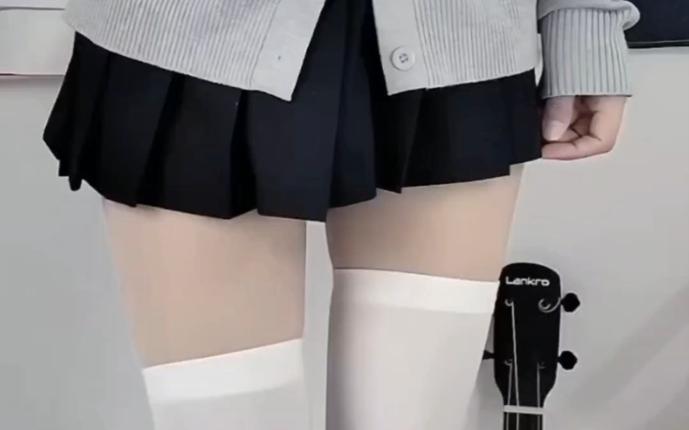 灰色开衫+过膝袜 叠穿yyds-吃饭大王ovo-吃饭大王ovo-哔哩哔哩视频