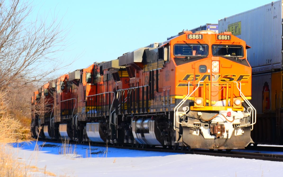 八机重联！超长重载货列干线交会 - 美国BNSF铁路日常拍车_哔哩哔哩_bilibili