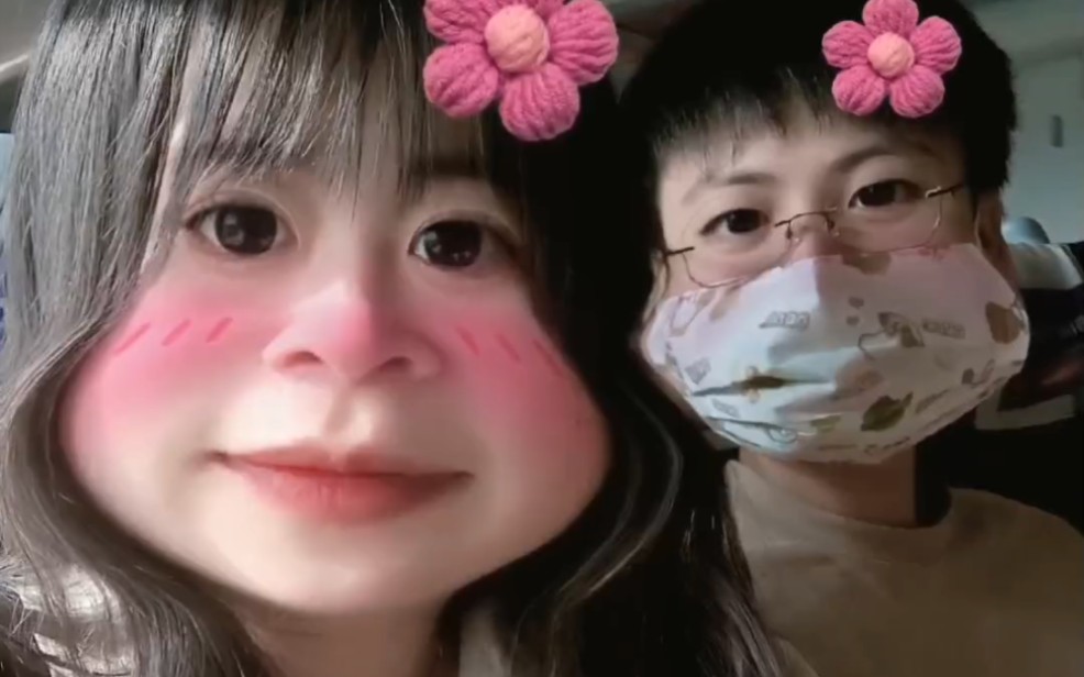 出发去广州CP啦~翻包again！看看去CPG05前我的包里有什么~-小老D和大鸡腿-小老D和大鸡腿-哔哩哔哩视频