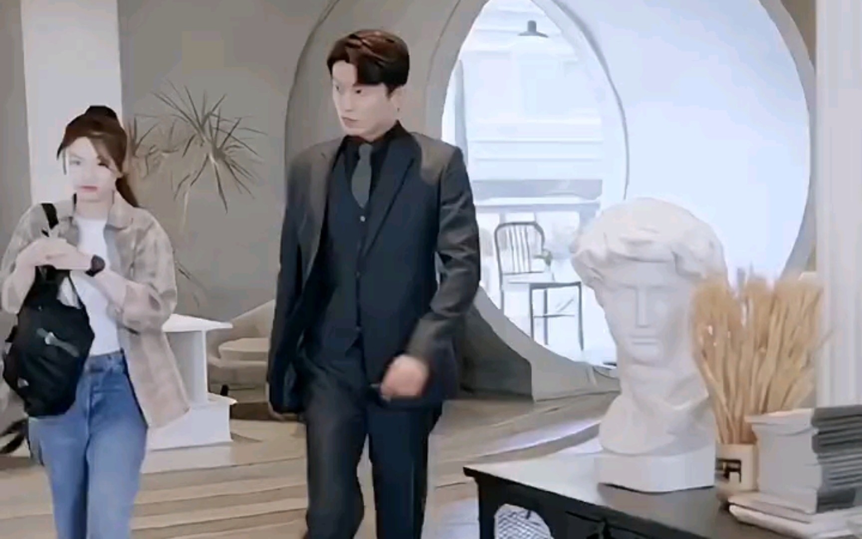 188身高！大长腿！来看我们何律师西装秀_哔哩哔哩_bilibili