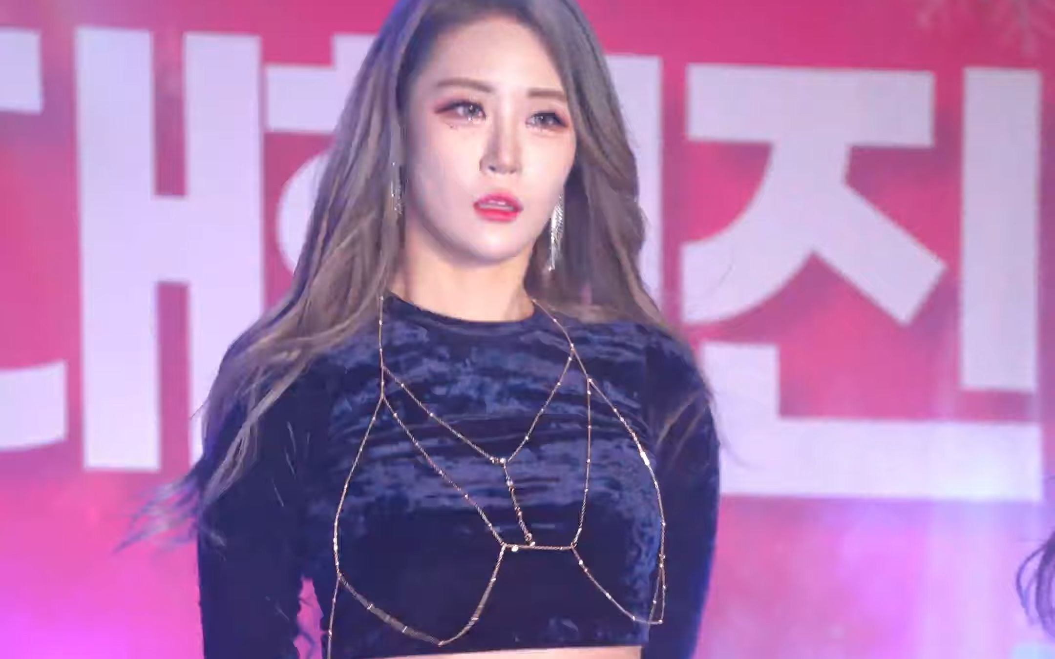 [4K] Bomi(Girl Crush) - Rollin'(Brave Girls) 坡州赤城传统市场圣诞庆演 211222_哔哩哔哩_bilibili