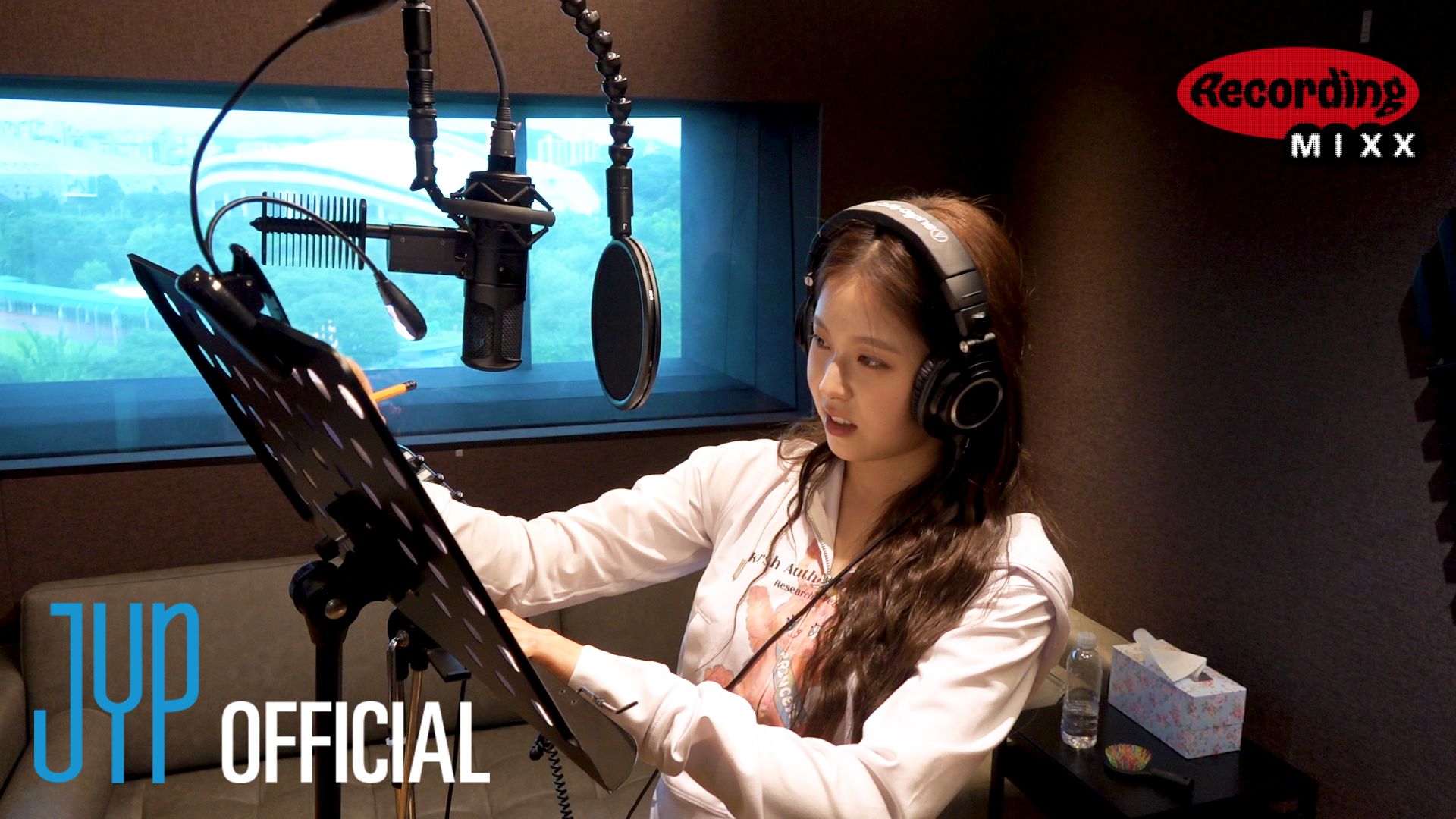 【NMIXX】‘Run For Roses’ Recording Behind | Recording MIXX-NMIXX-NMIXX-哔哩哔哩视频
