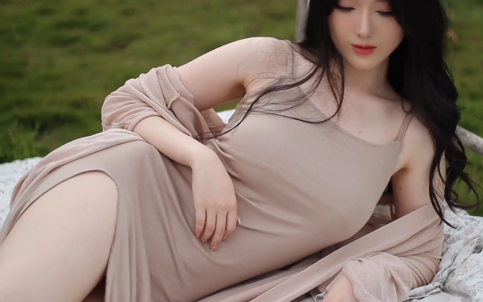 一起小憩会儿吧 居家睡裙慵懒姐姐～-快乐小乐0106-快乐小乐0106-哔哩哔哩视频