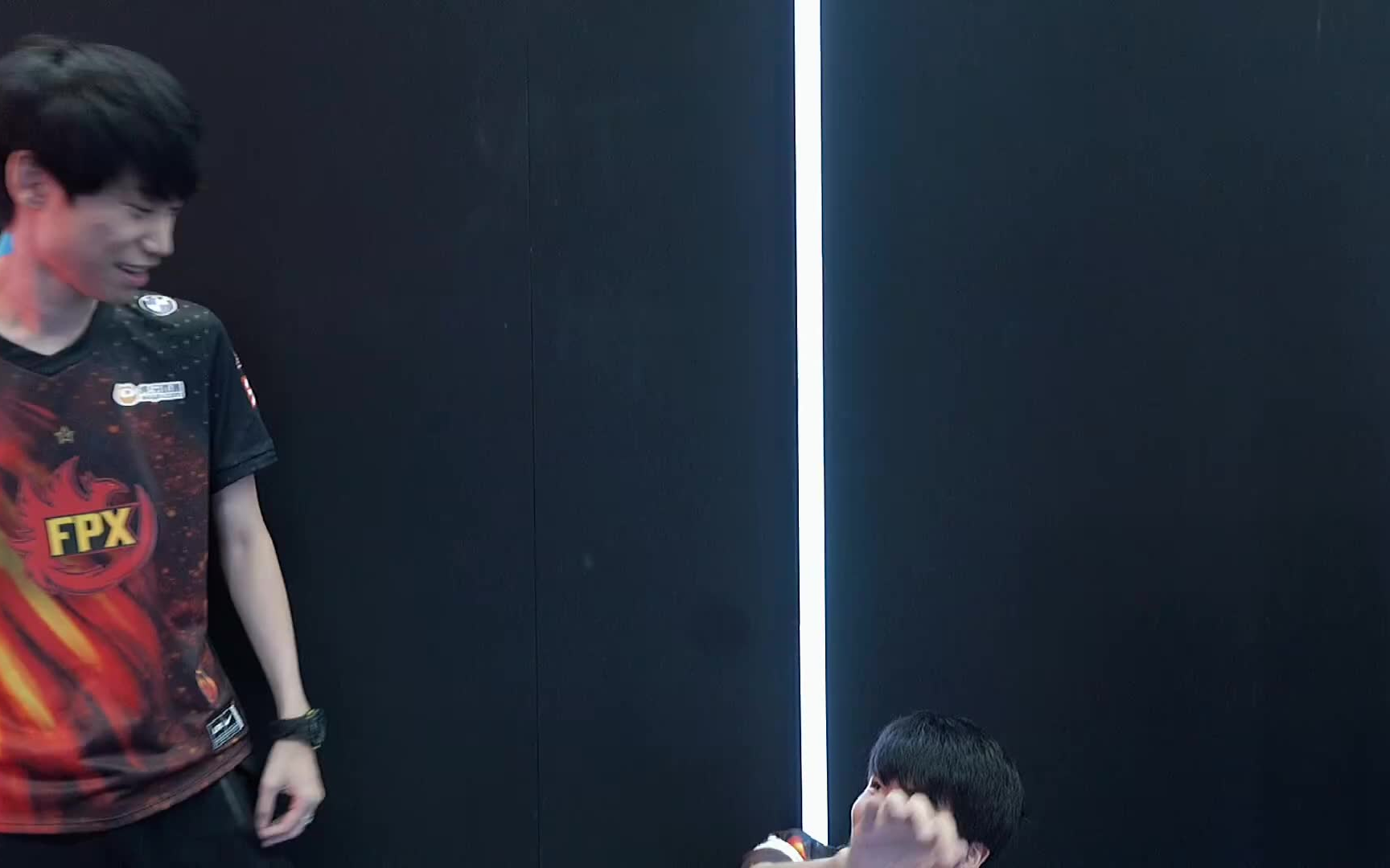 【赛前花絮】FPX-LWX又坐到了地上_英雄联盟