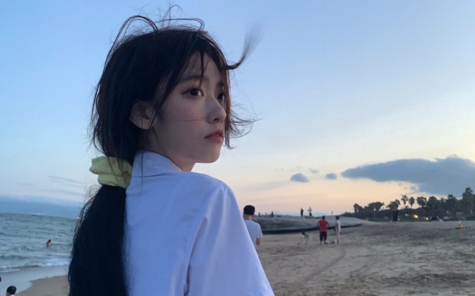 “我承认她回头的那一刻我心动了。” 甜妹区 甜妹区 哔哩哔哩视频