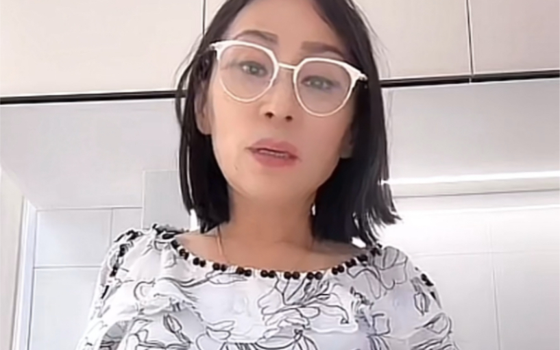 施柔儿展示年轻时候照片，有点像《艺伎回忆录》