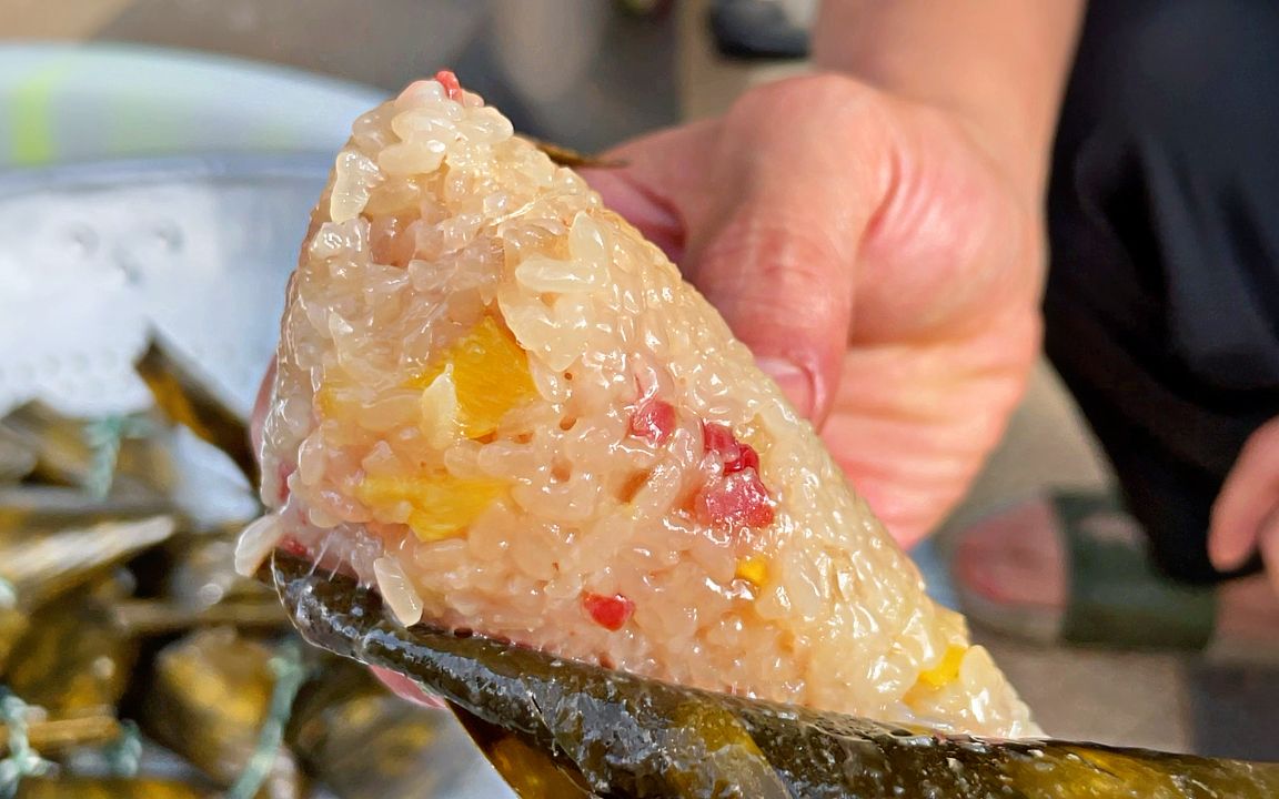 第一次学做粽子 隔壁邻居闻香而来 一大锅还不够吃 彪哥火腿 彪哥火腿 哔哩哔哩视频
