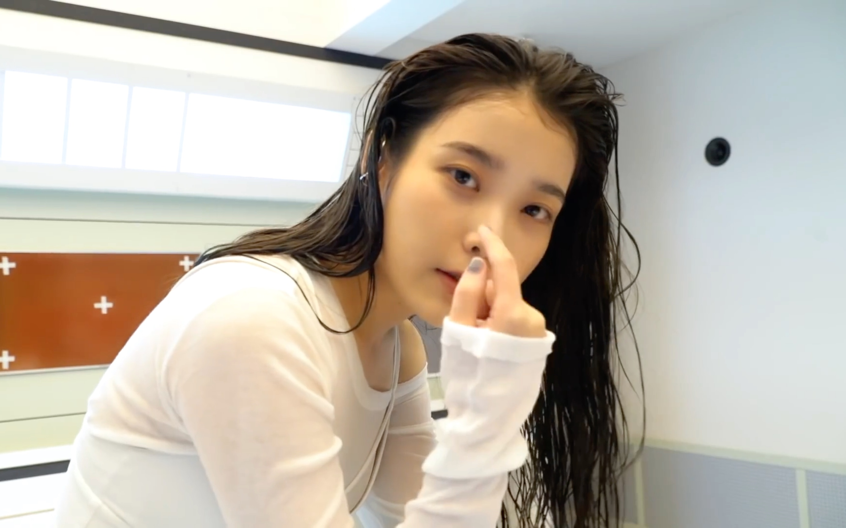 跟我上楼顶！'Eight' (Prod.&Feat. SUGA of BTS) M/V 幕后花絮 IU李知恩_哔哩哔哩_bilibili