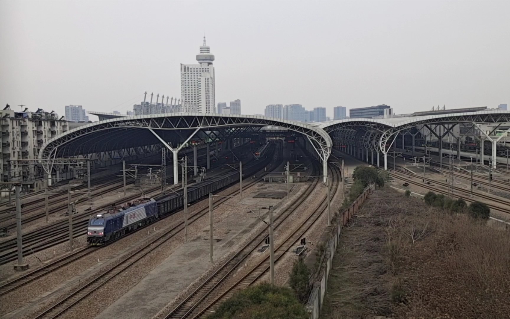 HXD2B牵引满载敞车南京站普速场正线通过_哔哩哔哩_bilibili