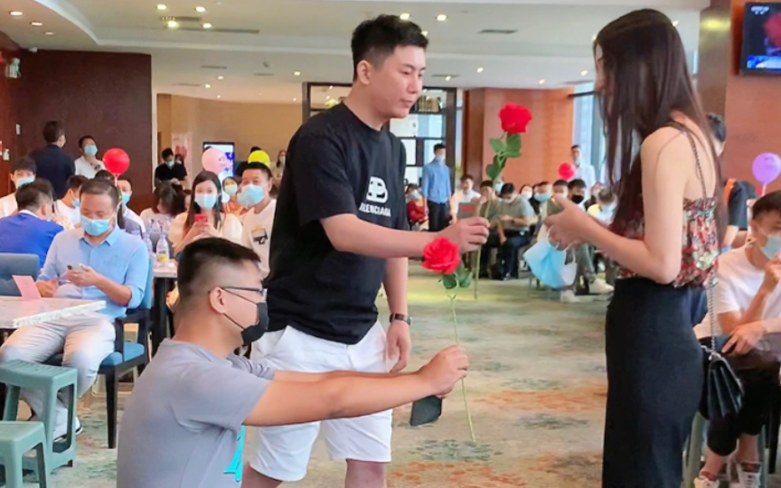 灰衣年入百万小哥愿意每月给女生2w开支，还放下狠话欢迎挑战，没想到真的有位本地小哥来PK表白😂_哔哩哔哩_bilibili