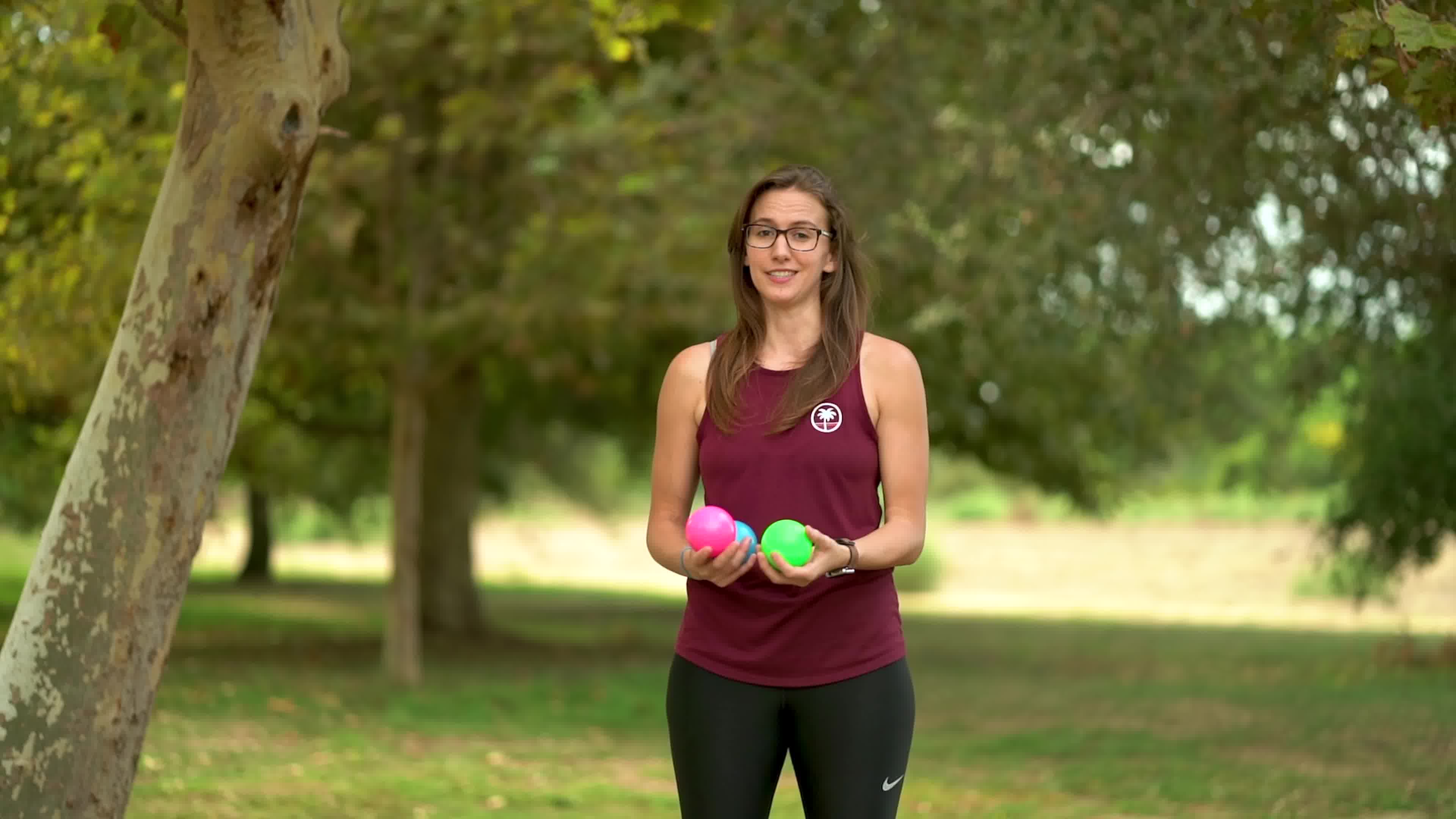 【抛接球教学】5 Easy JUGGLING TRICKS - Beginner Tutorial | 小姐姐教你5种简单的玩球技巧（三抛球 ...