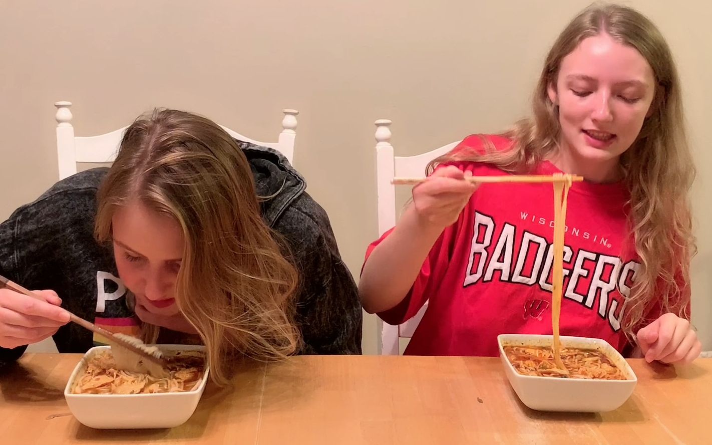 当美国小姨子第一次嗦粉，竟然受得了这味道！？？？-田纳西Jay和Ari-田纳西Jay和Ari-哔哩哔哩视频