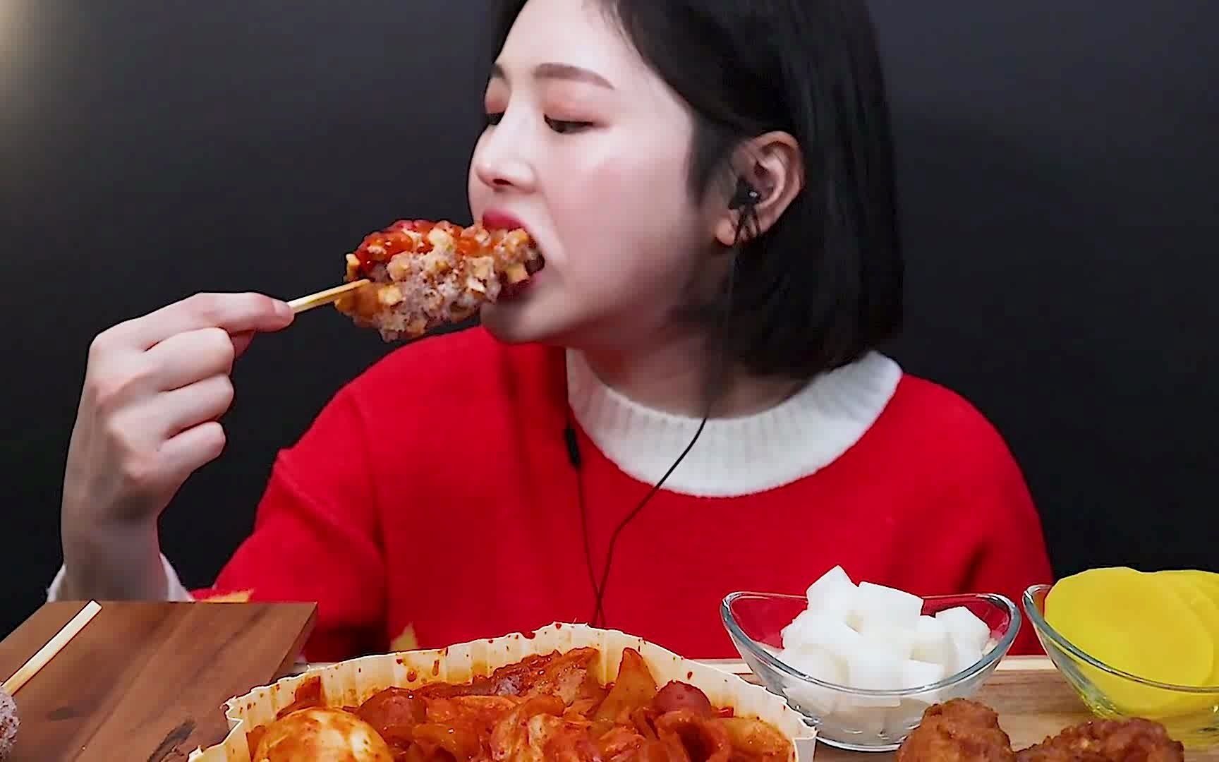 【Eat with Boki】芝士满满的猎奇炒年糕+蜜汁鸡腿+明朗热狗