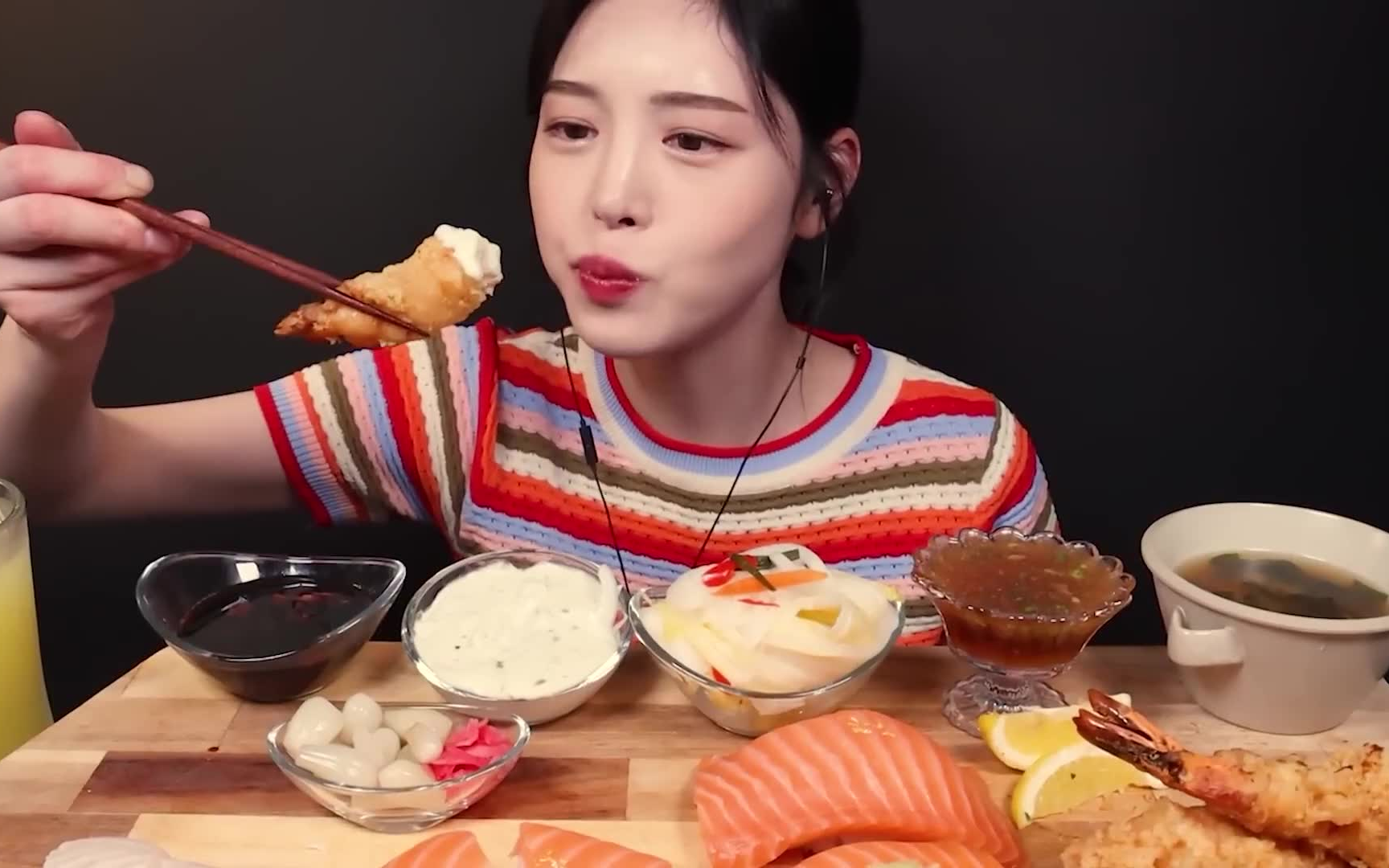 【Boki 字幕版】亲自制作的超大三文鱼寿司吃播！还有超大炸虎虾-隐居在温哥华-隐居在温哥华-哔哩哔哩视频