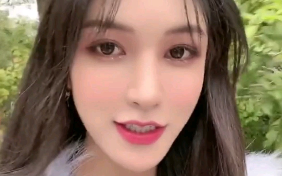 Ts李智贤 | 女装大佬、后面小哥哥一直滴滴 要不要告诉他真实身份 - 视频下载 Video Downloader